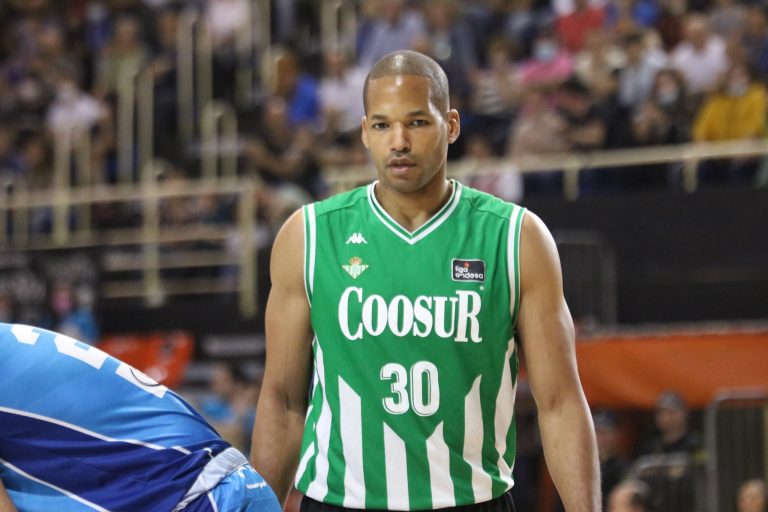 Eulis Báez hace historia en el baloncesto español con un doble-doble ...